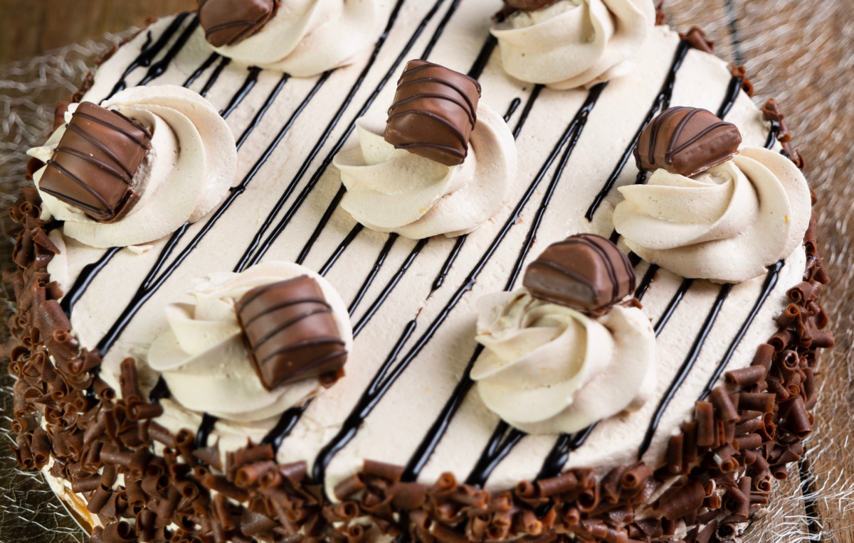 Un incroyable gâteau au Kinder Bueno ! - Pâtisserie La Romainville